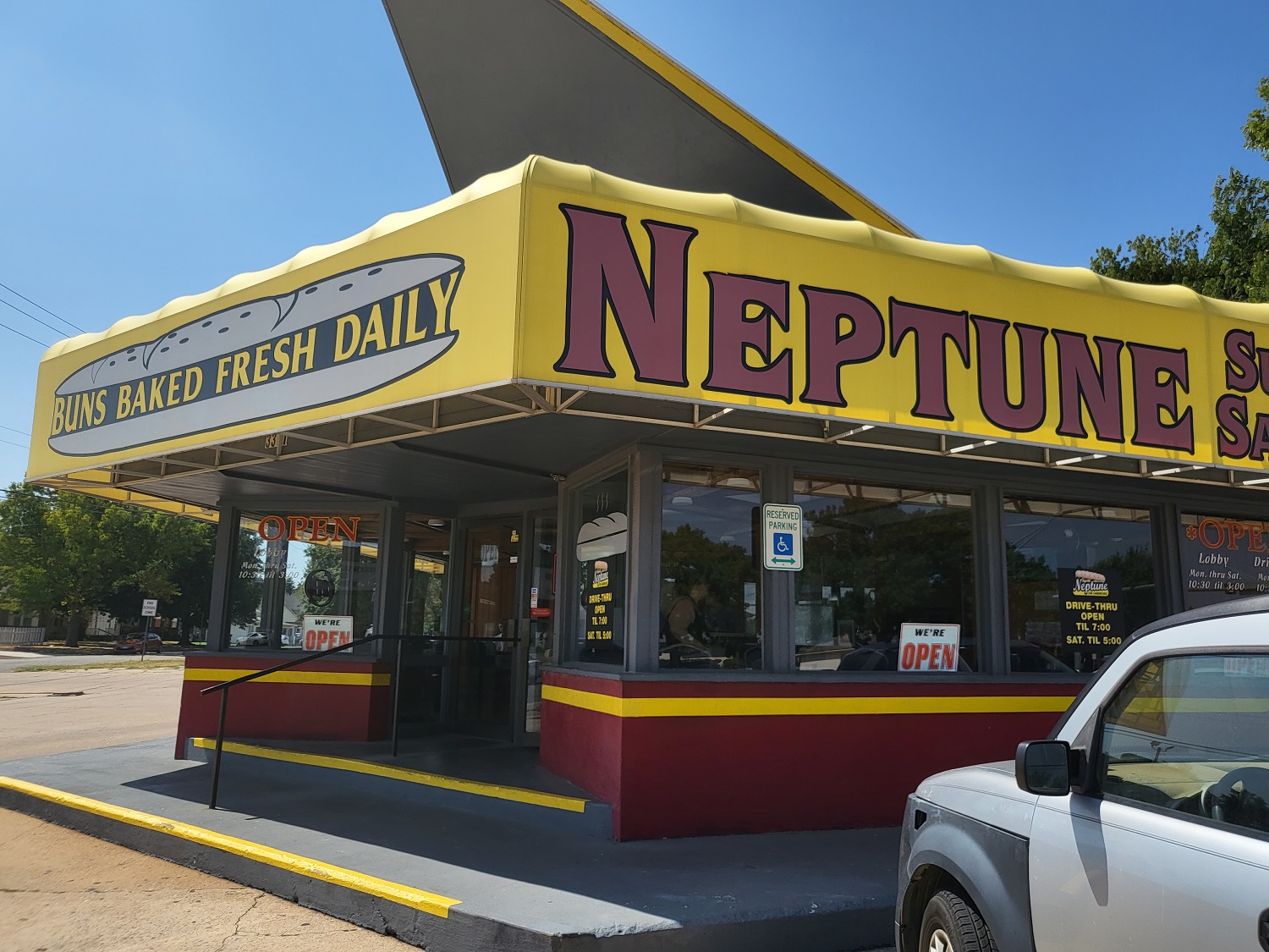 TLO Restaurant Review: Neptune Submarine Sandwiches - The Lost Ogle