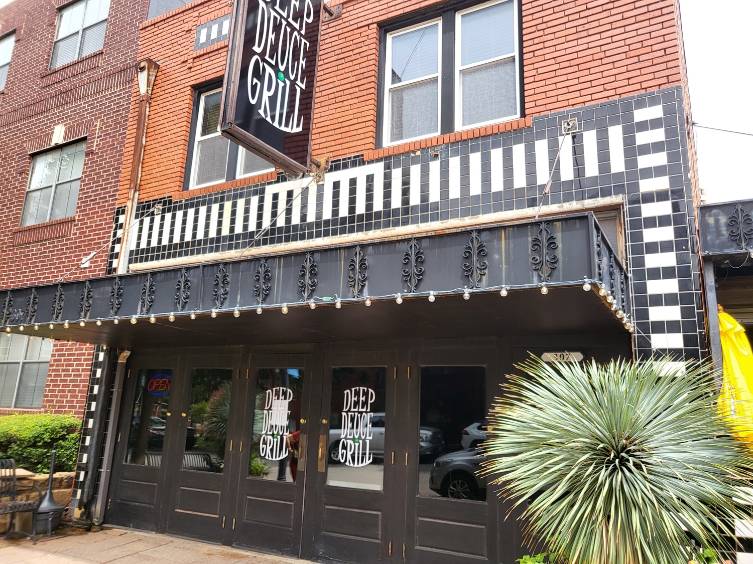 Cold Water, Hot Sun and Mild Mac N' Cheese on the Deep Deuce Grill ...